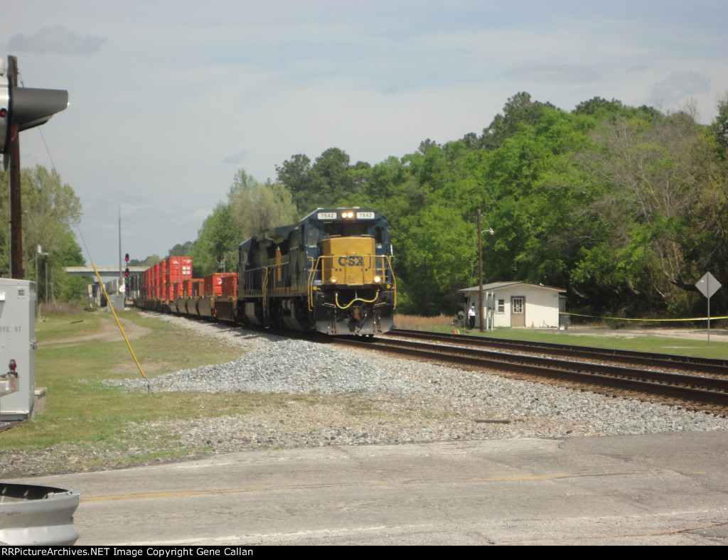 CSX 7542 and CSX 7537 lead Q133-03 southbound into Folkston